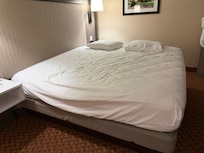 Assim tivemos que dormir na cama, observem os travesseiros.