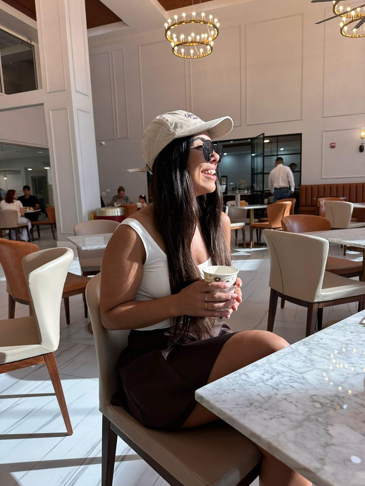 Sendo feliz no café da manhã, e um sol lindo nos esperando lá fora! 