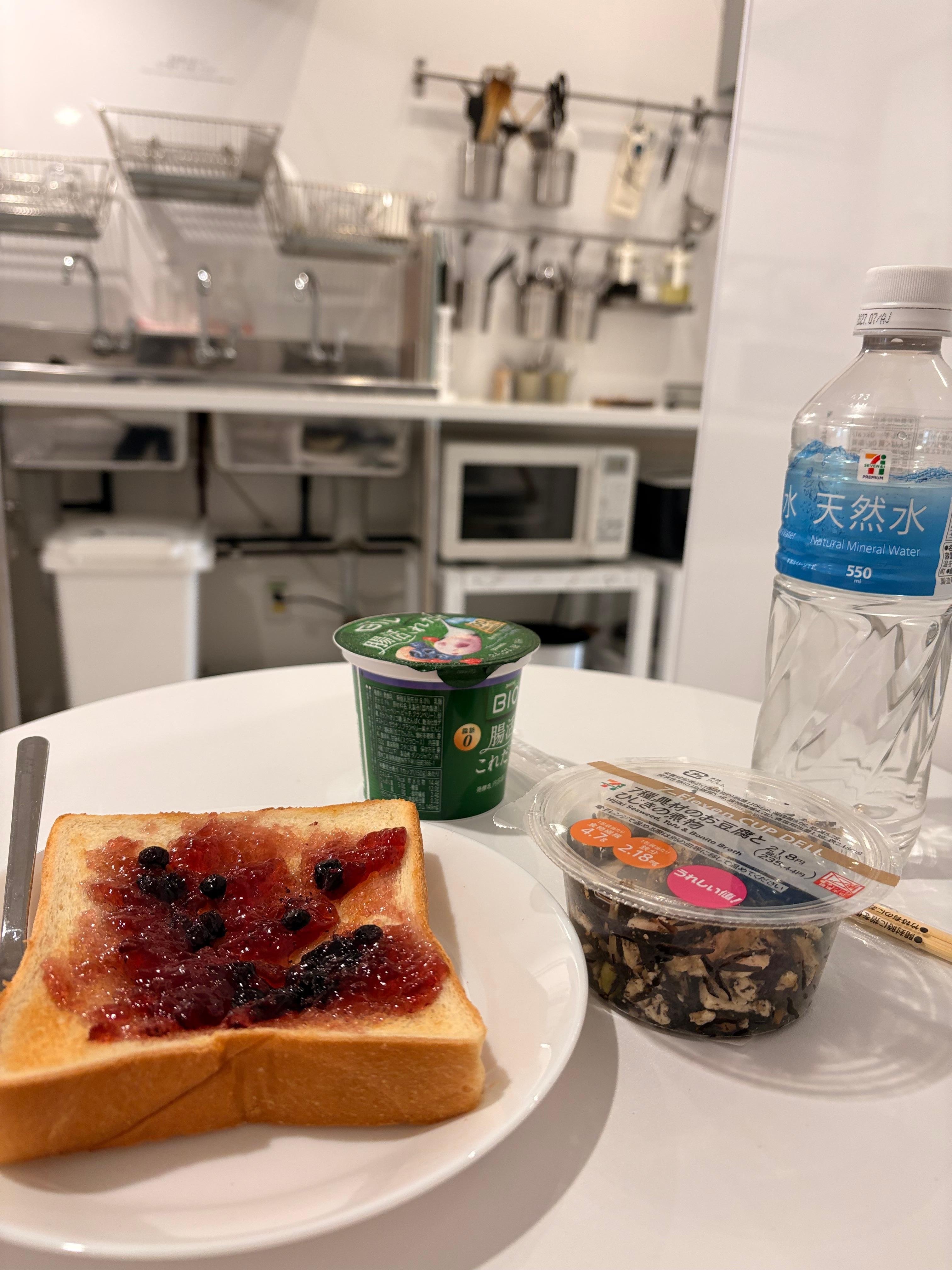 目の前のコンビニでおかずや水を買って朝食としました。