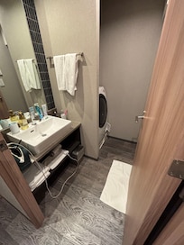 附一包洗衣精
有洗脫烘滾筒洗衣機、三天會清潔房間一次會再補一包洗衣精