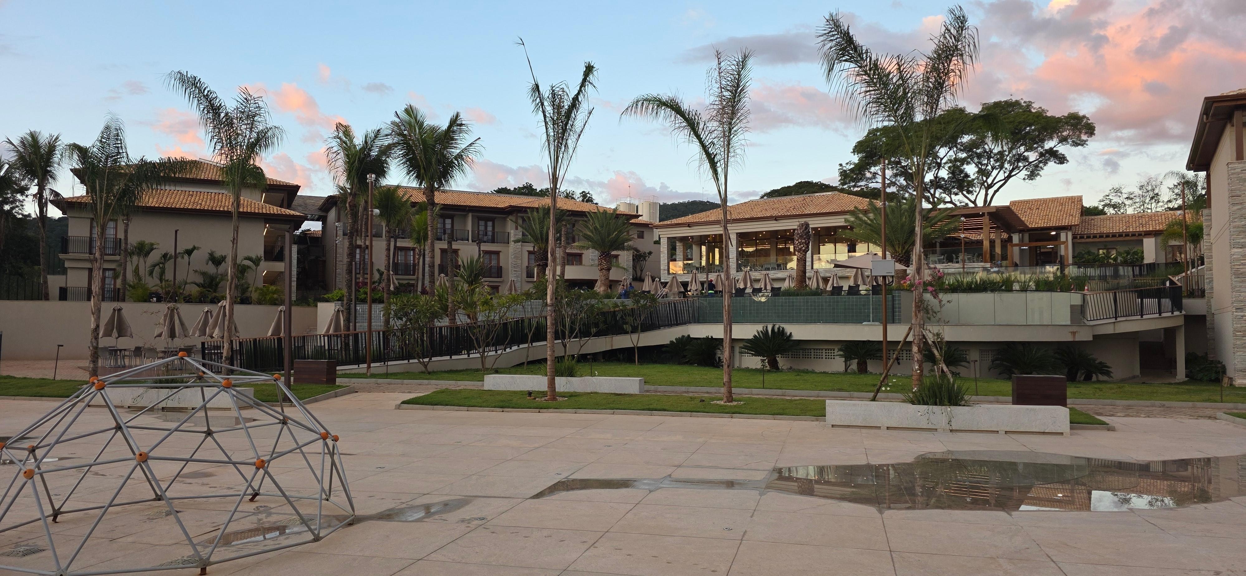 Área de lazer, no fundo hotel.