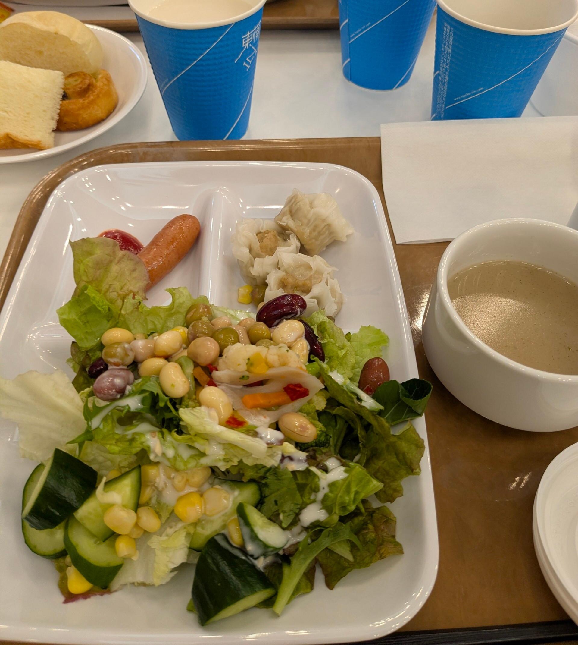 朝食ビュッフェ付き。品数も多く、パンもおいしい。