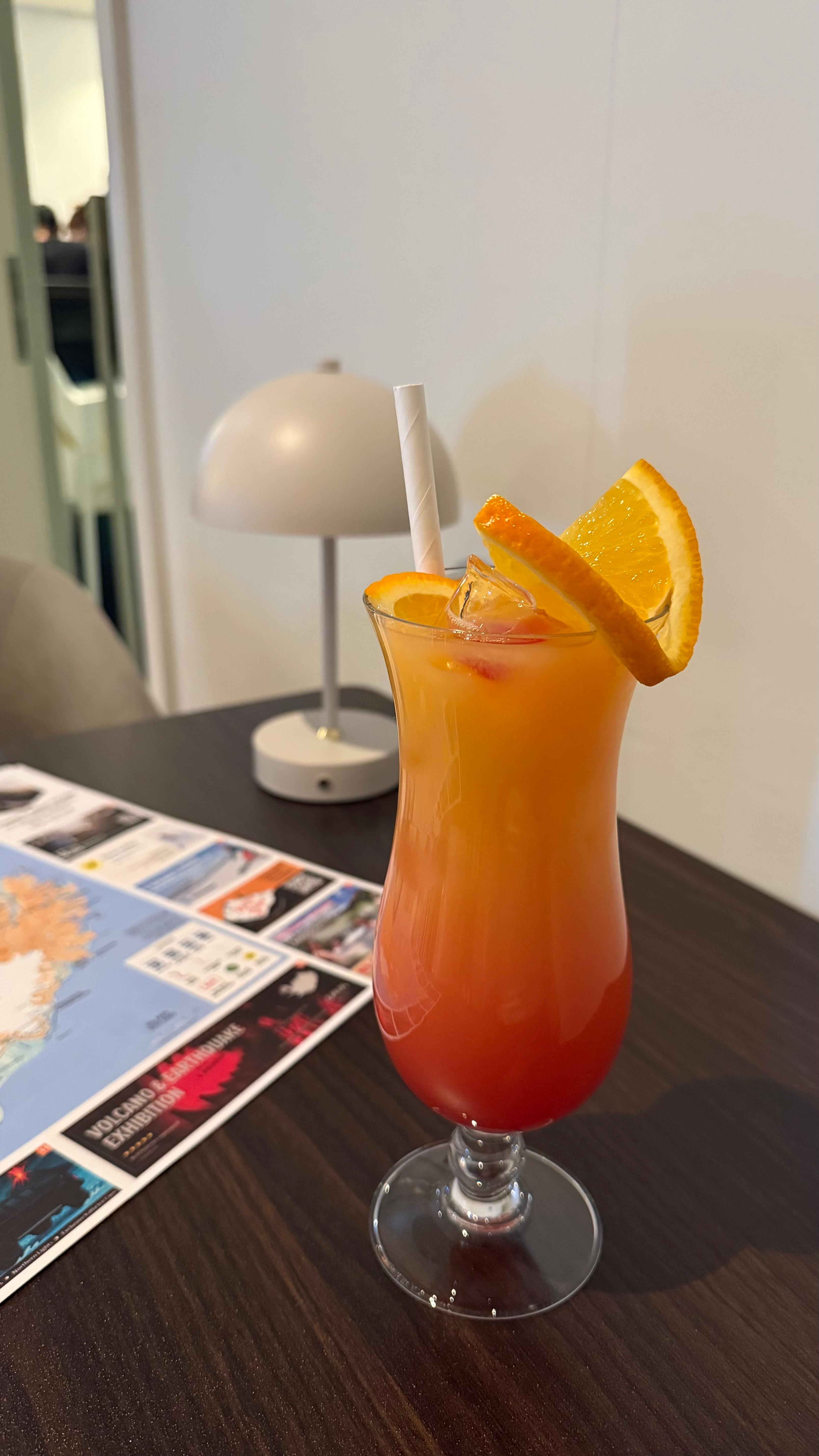 바에서 주문한 칵테일