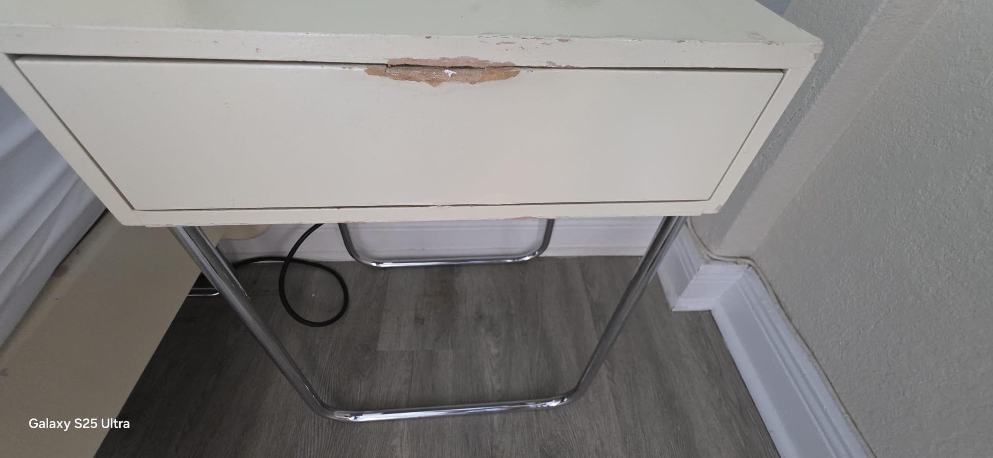 La table de nuit. Vous n’avez pas envie d’y déposer vos affaires 