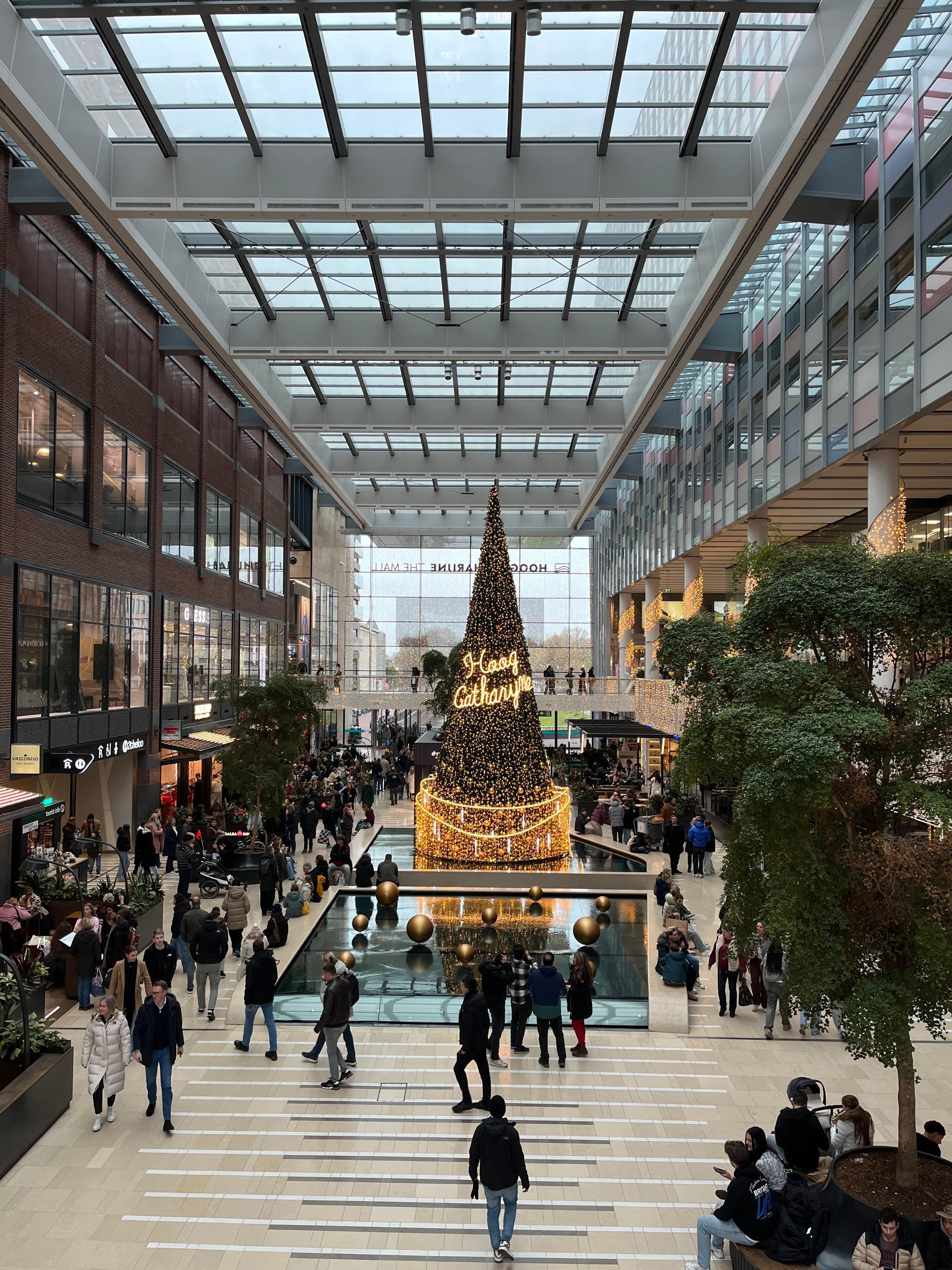 Shopping anexo ao Hotel.