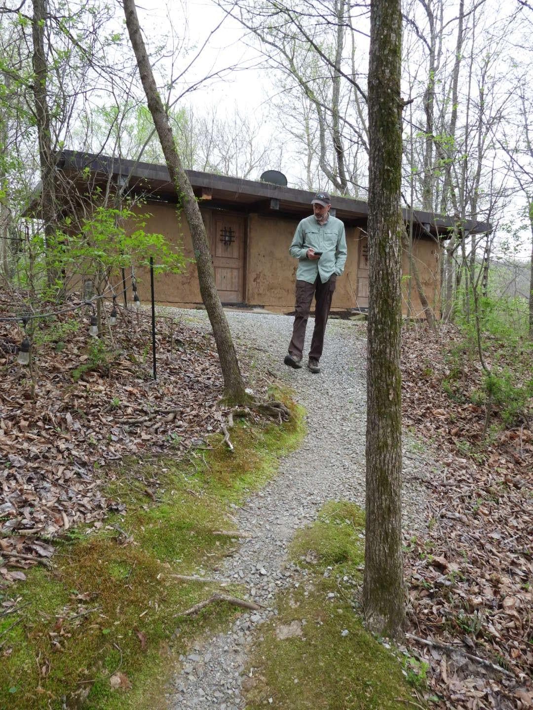 Path between Sienna cabin and the lodge.