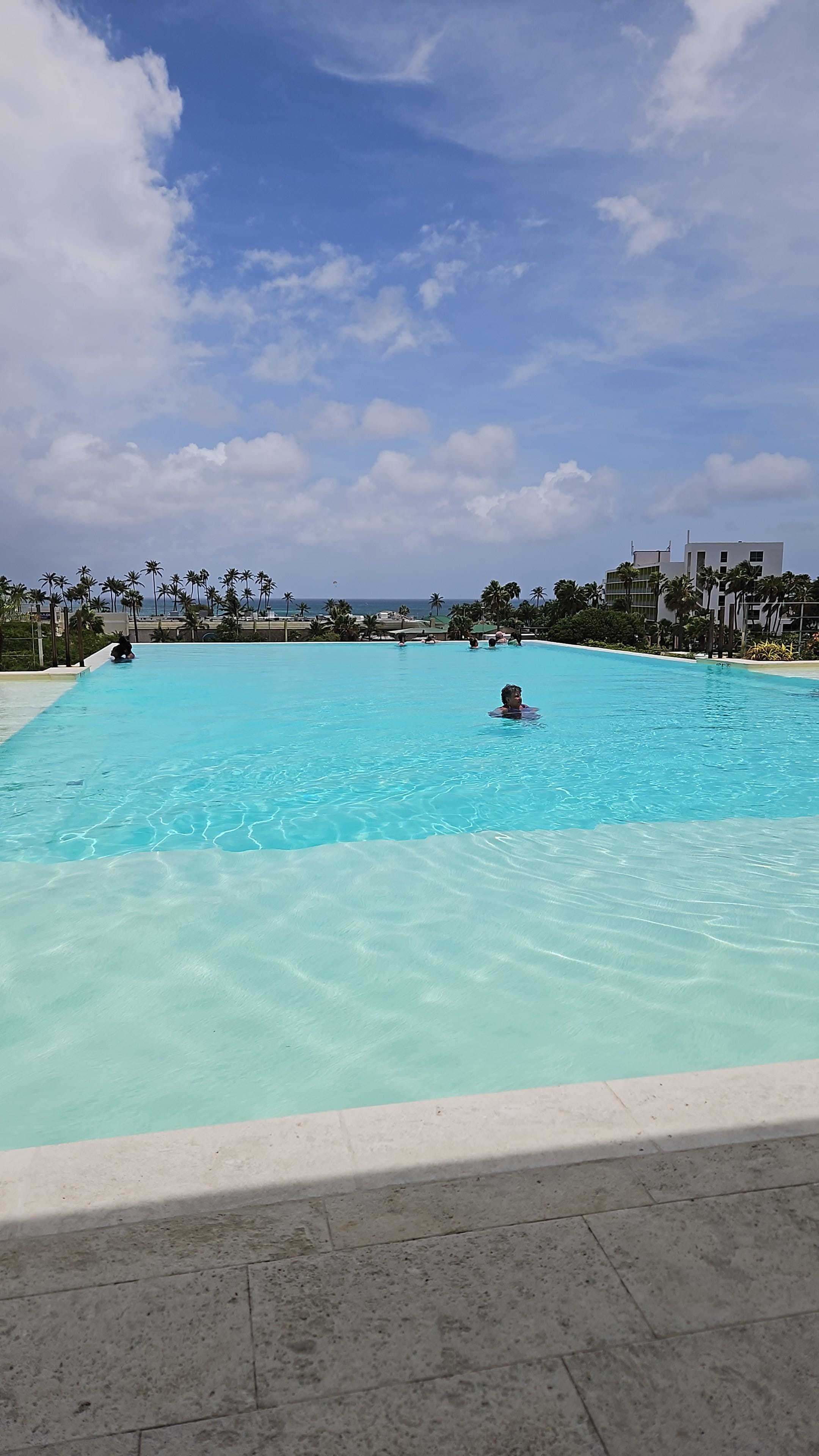 Piscina borda infinita maravilhosa!