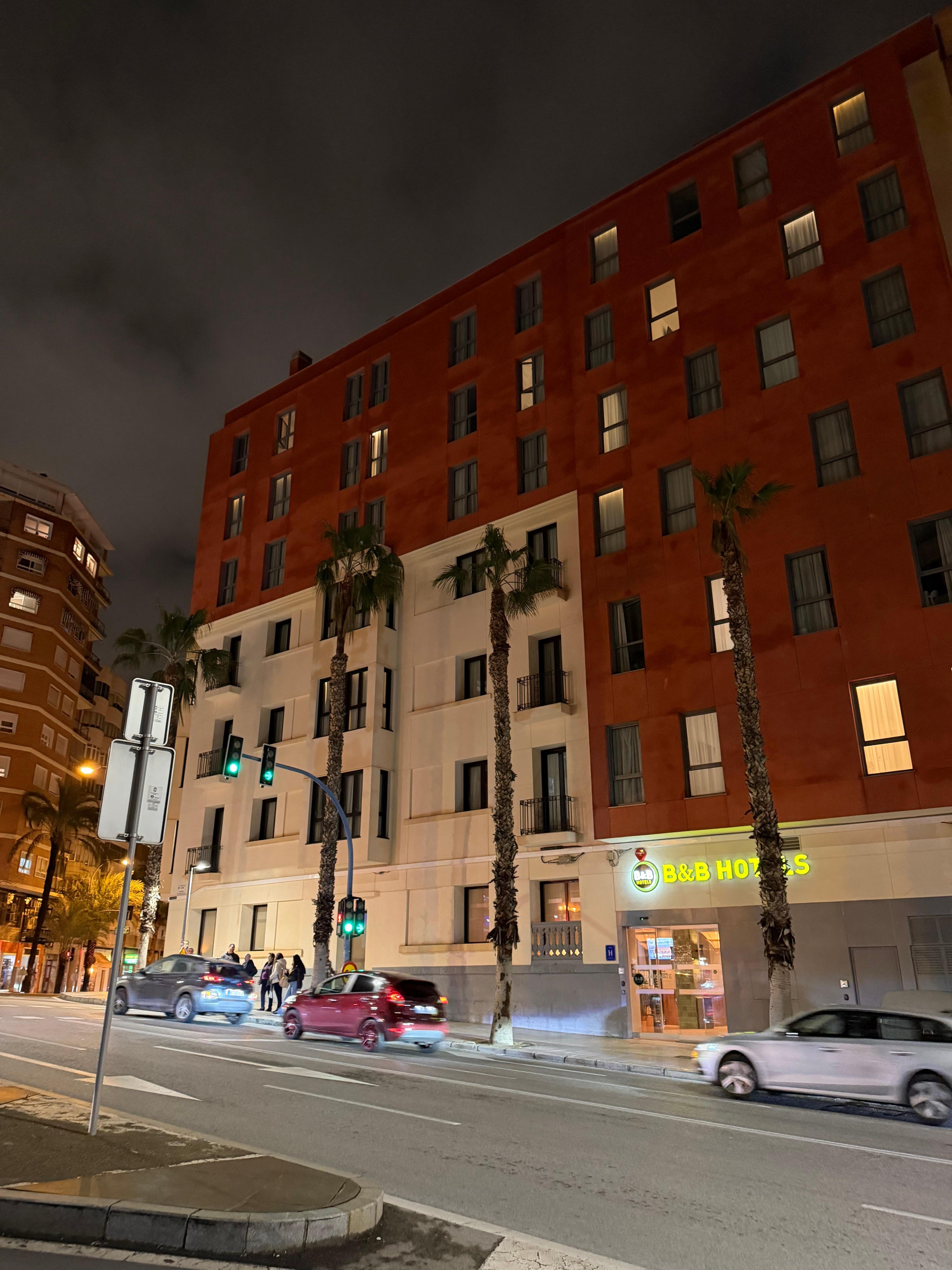 Hotellet på kvällen. 