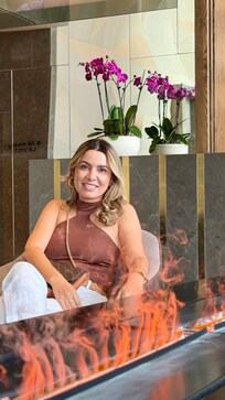 Um ambiente sofisticado e acolhedor, onde a iluminação suave cria o clima perfeito para boas conversas, enquanto drinks bem elaborados circulam entre sorrisos e conexões.