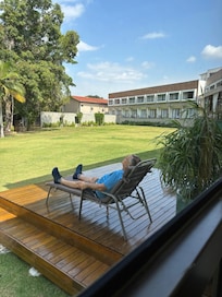 Saída da piscina aquecida para o gramado