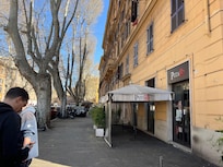 Hotellet ligger lige oven på et pizzaria.