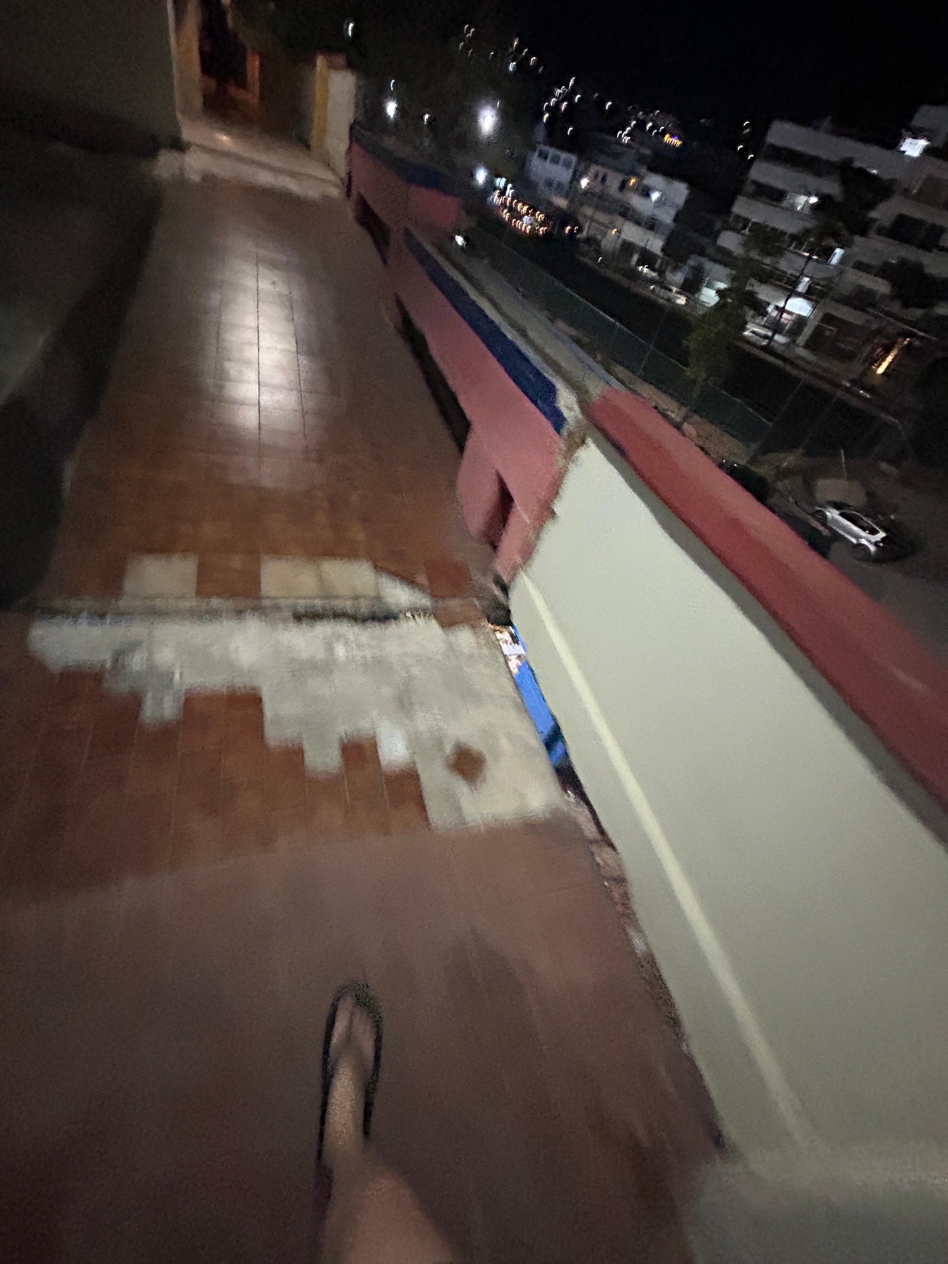 Aquí se ve el pasillo de otra vista, pasas y se siente movimiento la verdad por nuestra seguridad nos salimos de ahí.