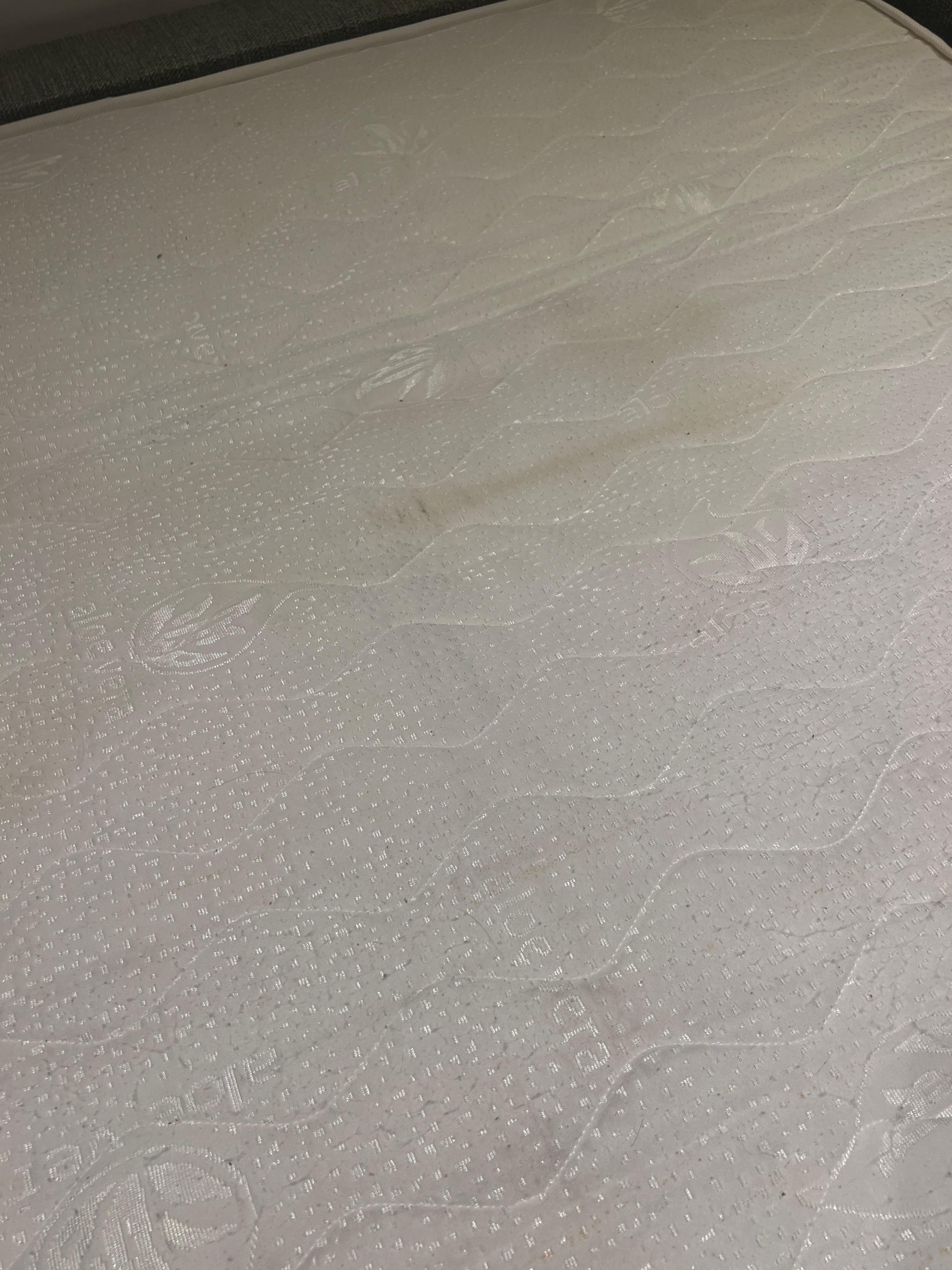 materasso senza proteggi materassi e visibilmente sporco e macchiato