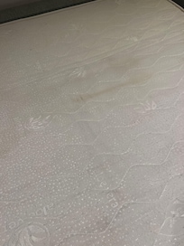 materasso senza proteggi materassi e visibilmente sporco e macchiato