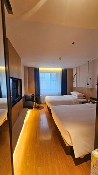 Good size, clean. Just that the location is slightly off but taking didi is so easy and cheap to sightseeing. 10rmb kind.