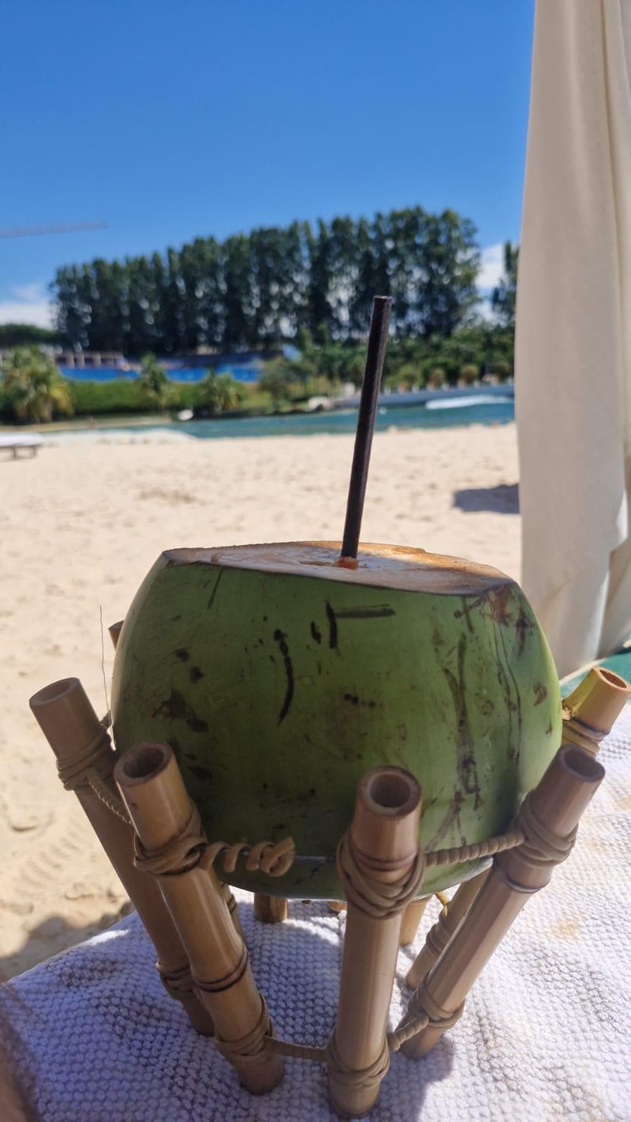 Coco gelado na praia, servido desta forma, é o diferencial. 