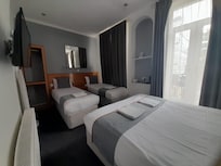 Chambre n•5. Pour 4 avec douche et WC privée. Serviette et 2 petits savons et 4 petits échantillons de shampooing offerts