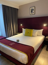 pas beaucoup de place autour du lit