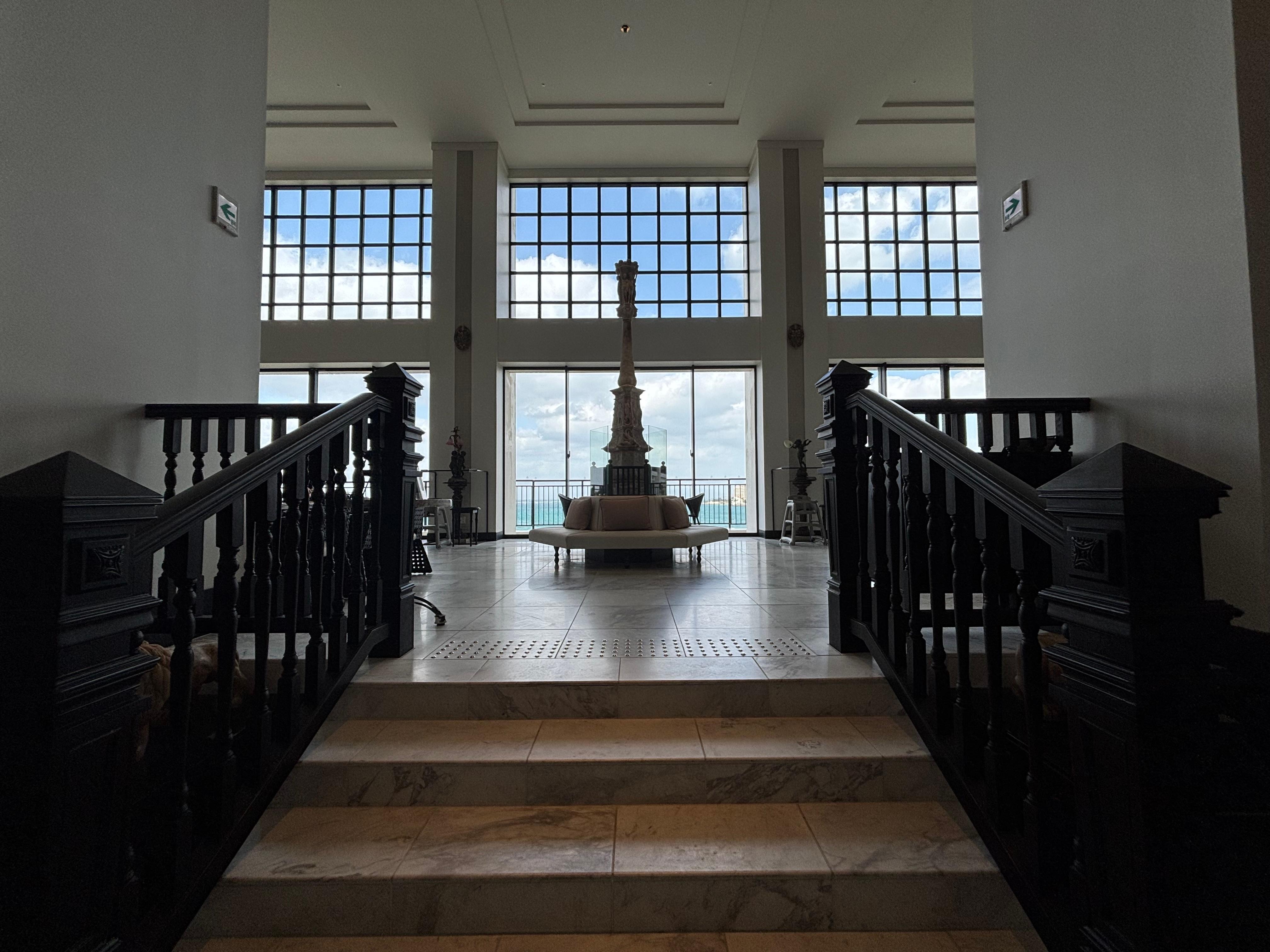 호텔 로비 계단