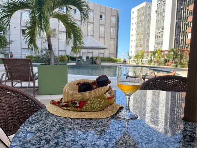 Vista da piscina do hotel