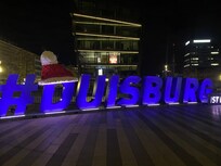 Foran hotellet - meget centralt.