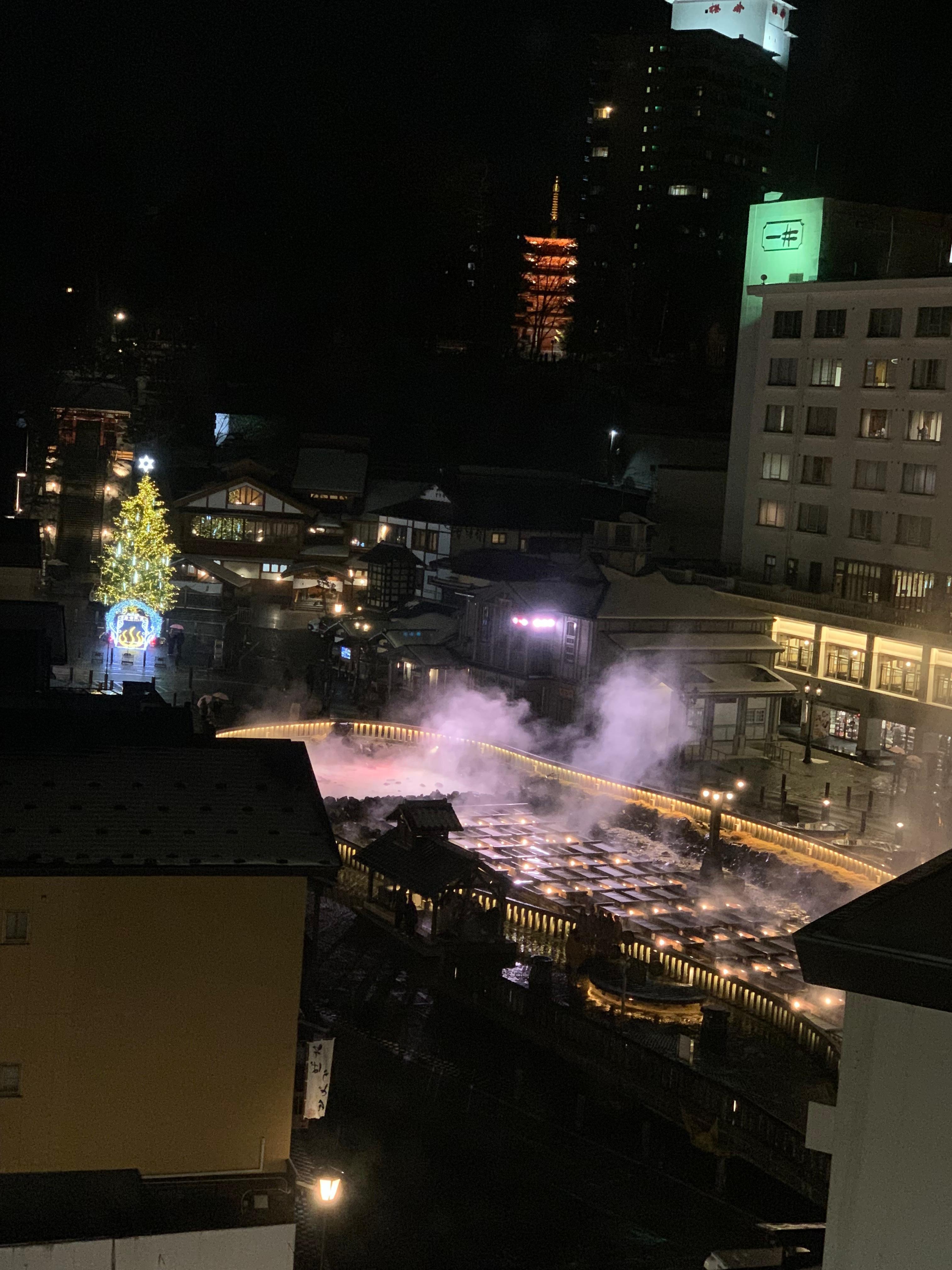 部屋から見えるライトアップ湯畑①