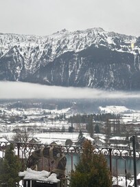 Vista para montanhas e cidade de interlaken do café da manhã