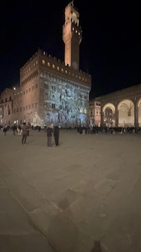 朝はまだ薄暗く朝焼けが見えます。7時に行ったがすでに窓側の席は埋まってました。早く行くか少し時間をずらすといいです。