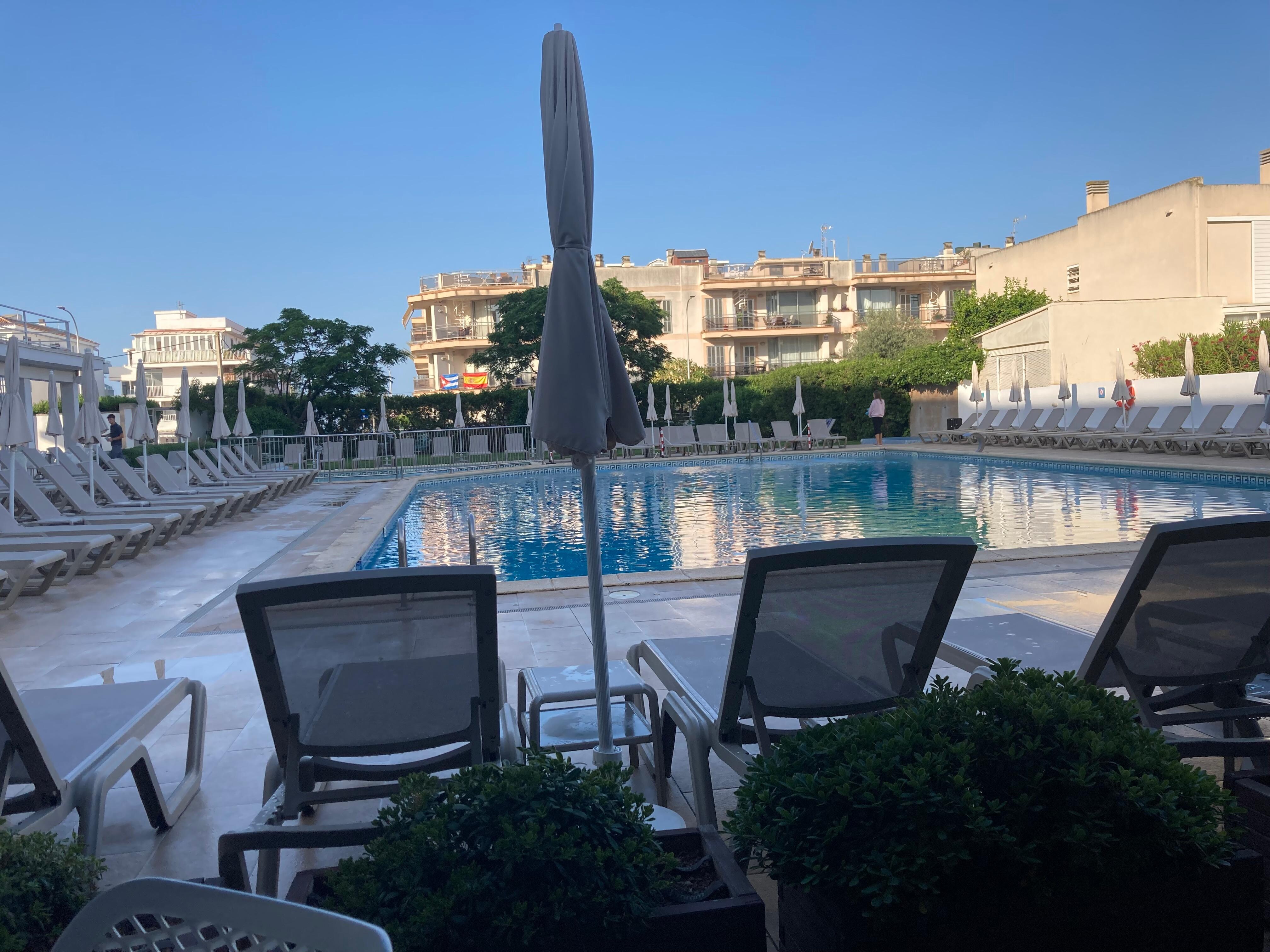 Bassenget utenfor hotellet 