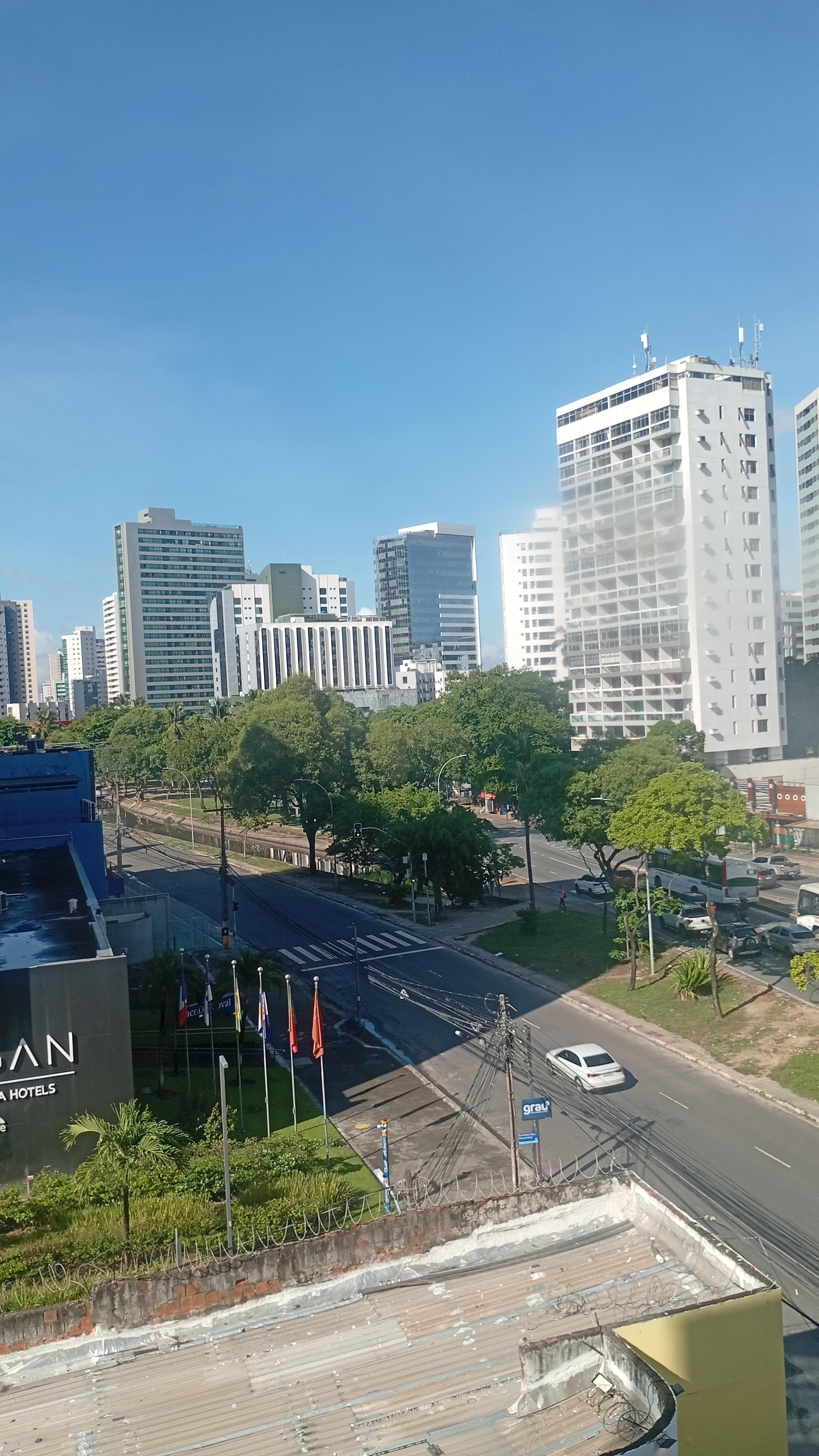 Vista para uma avenida bem movimentada, em frente ao hotel do outro lado da avenida tem um excelente restaurante de comida nordestina com música ao vivo e garçons com vestimenta temática.