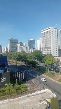 Vista para uma avenida bem movimentada, em frente ao hotel do outro lado da avenida tem um excelente restaurante de comida nordestina com música ao vivo e garçons com vestimenta temática.