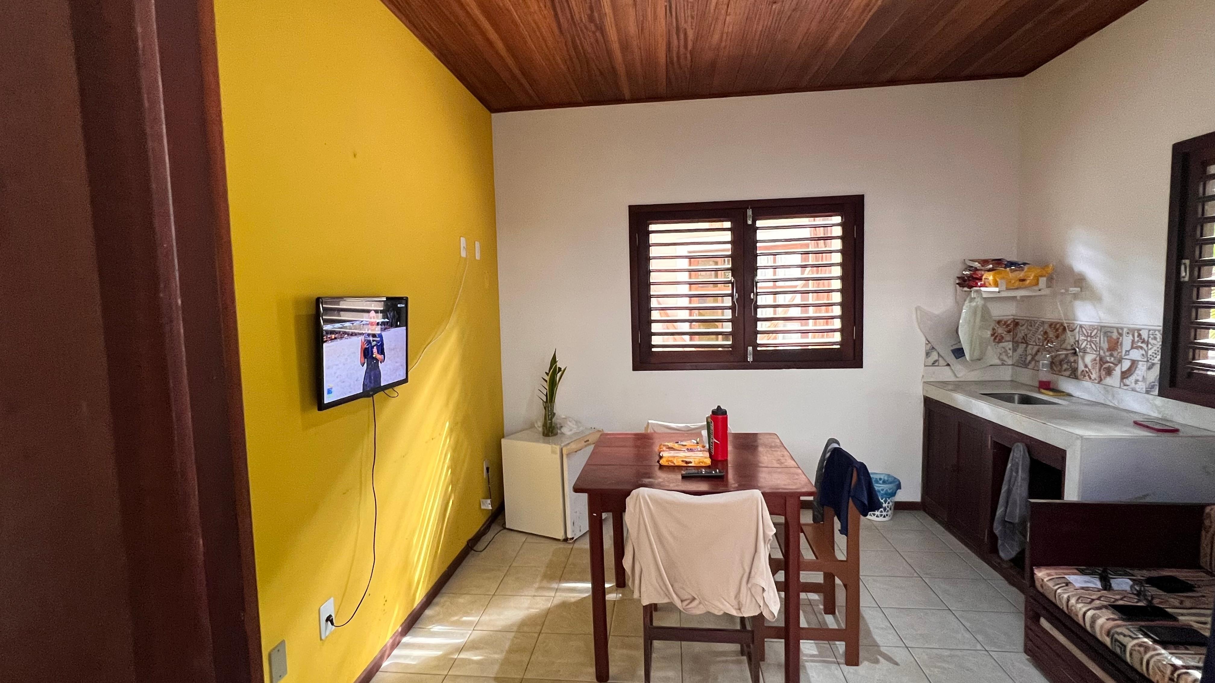 Frigobar precisando de manutenção e armários de uma boa limpeza. 