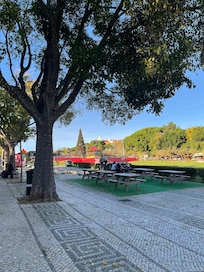 Parque em frente ao hotel