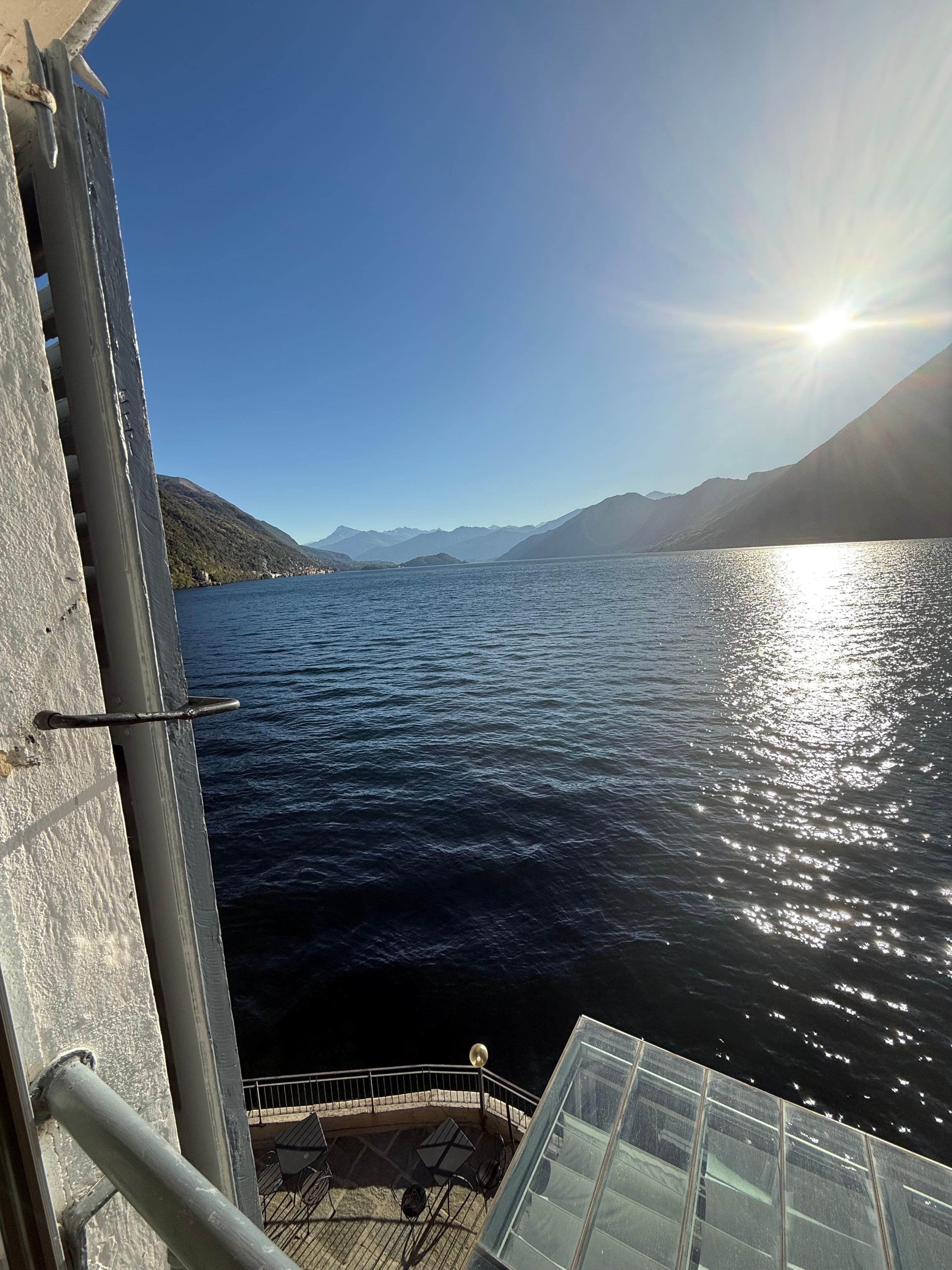 Järvi näkyy hienosti suoraan huoneen ikkunasta.