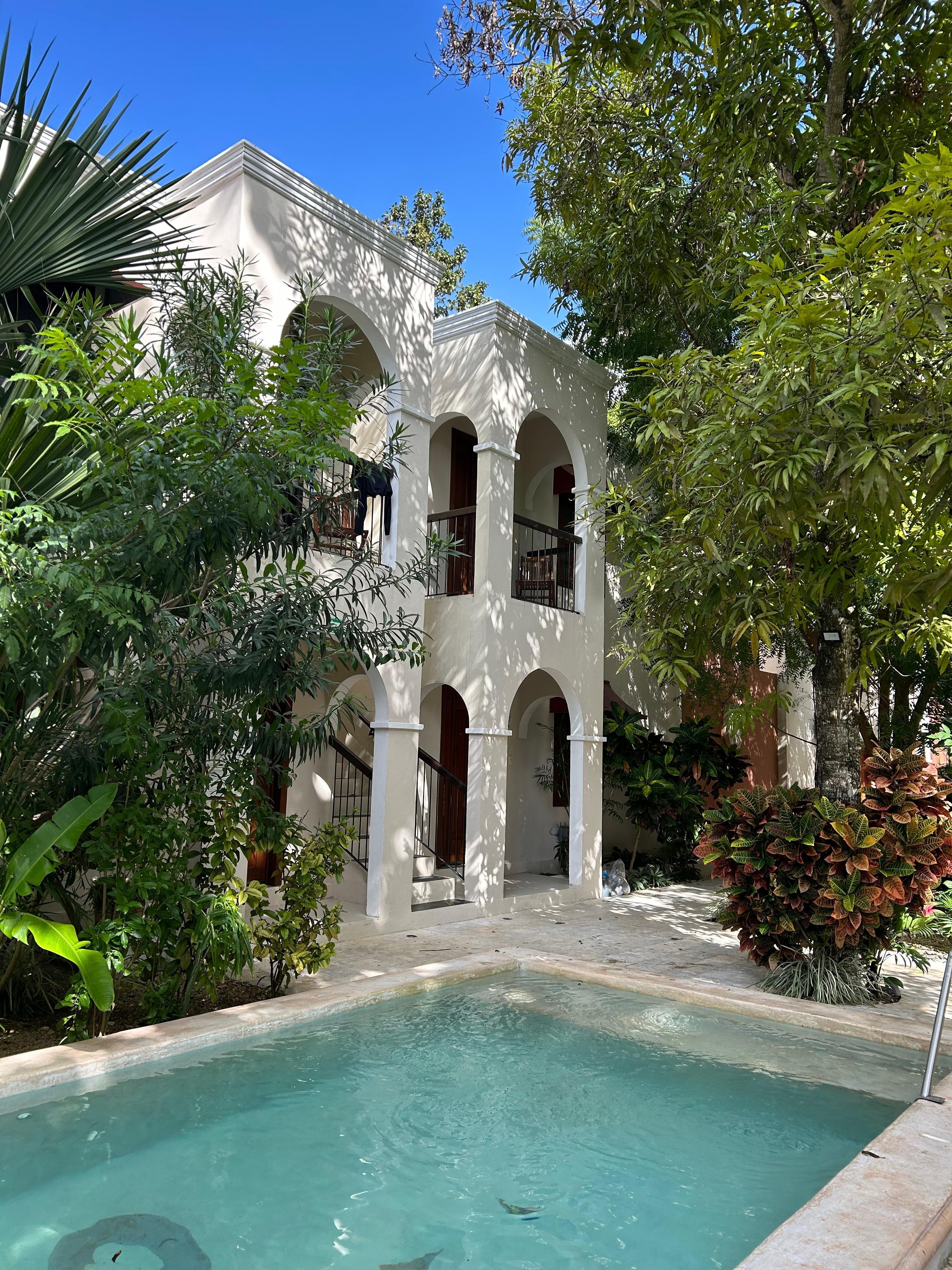 Poolområdet, vårt rum på andra våningen rakt fram