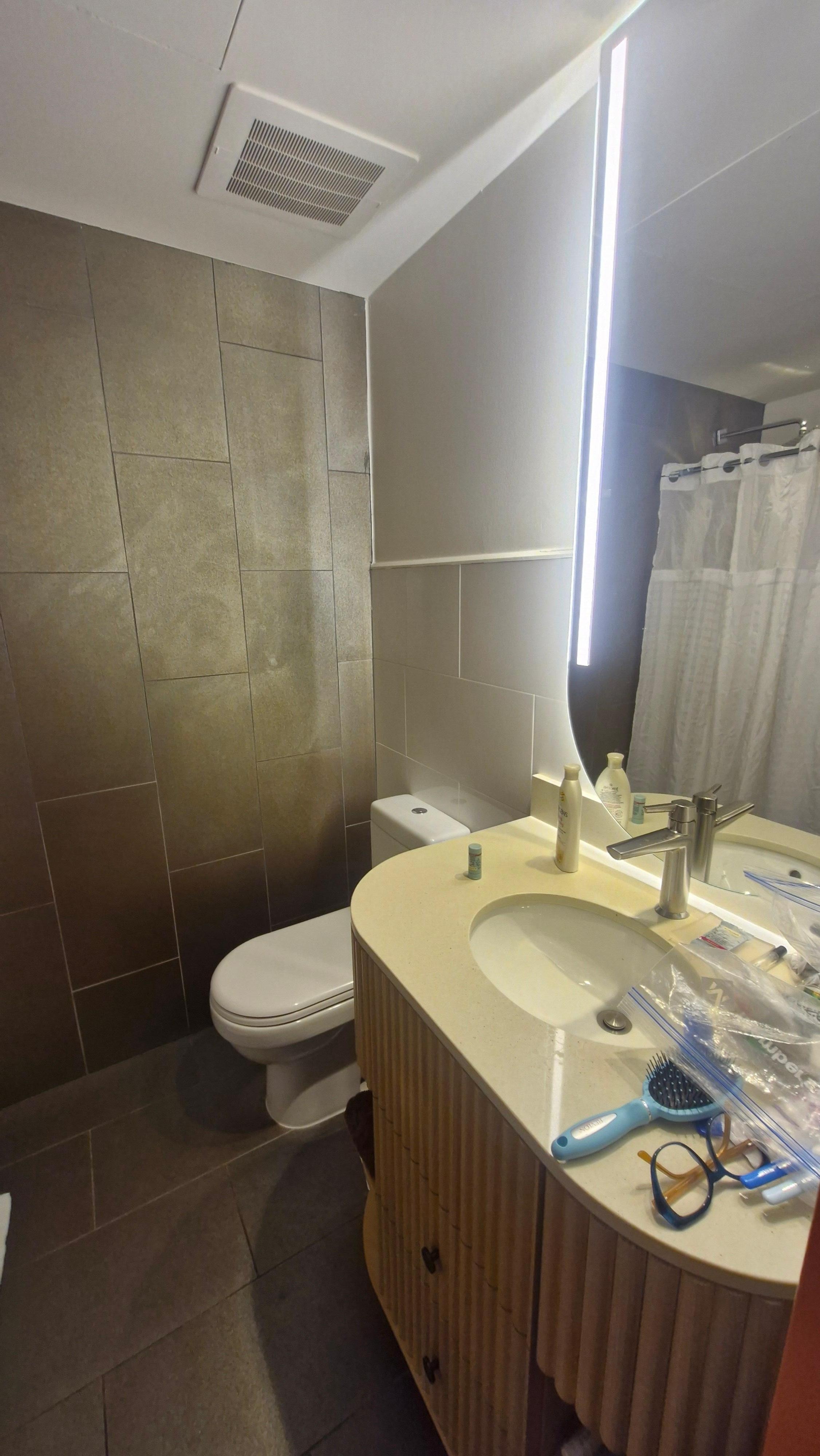 Banheiro com secador de cabelos e amenitties