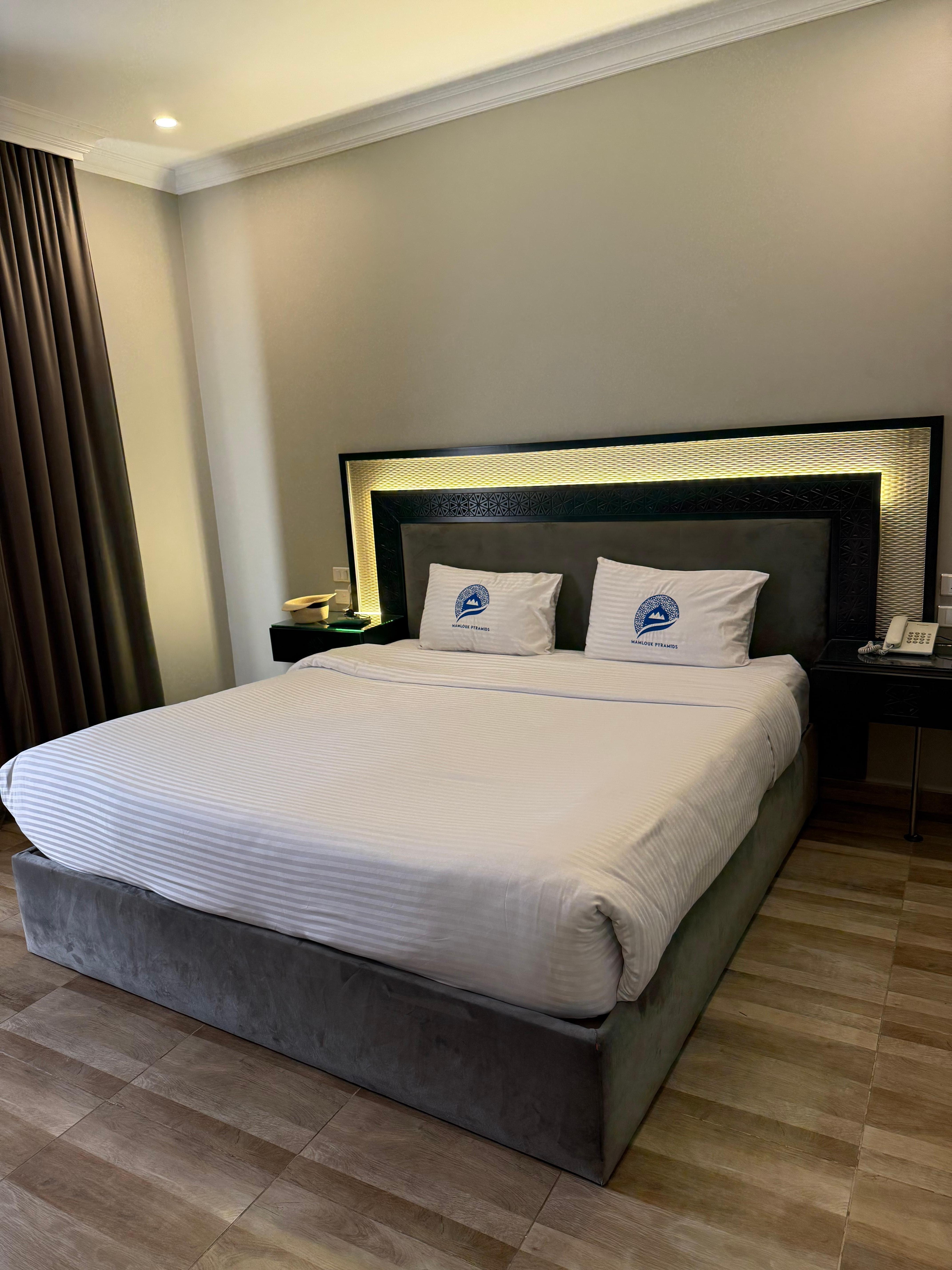 Chambre double avec balcon donnant sur les pyramides