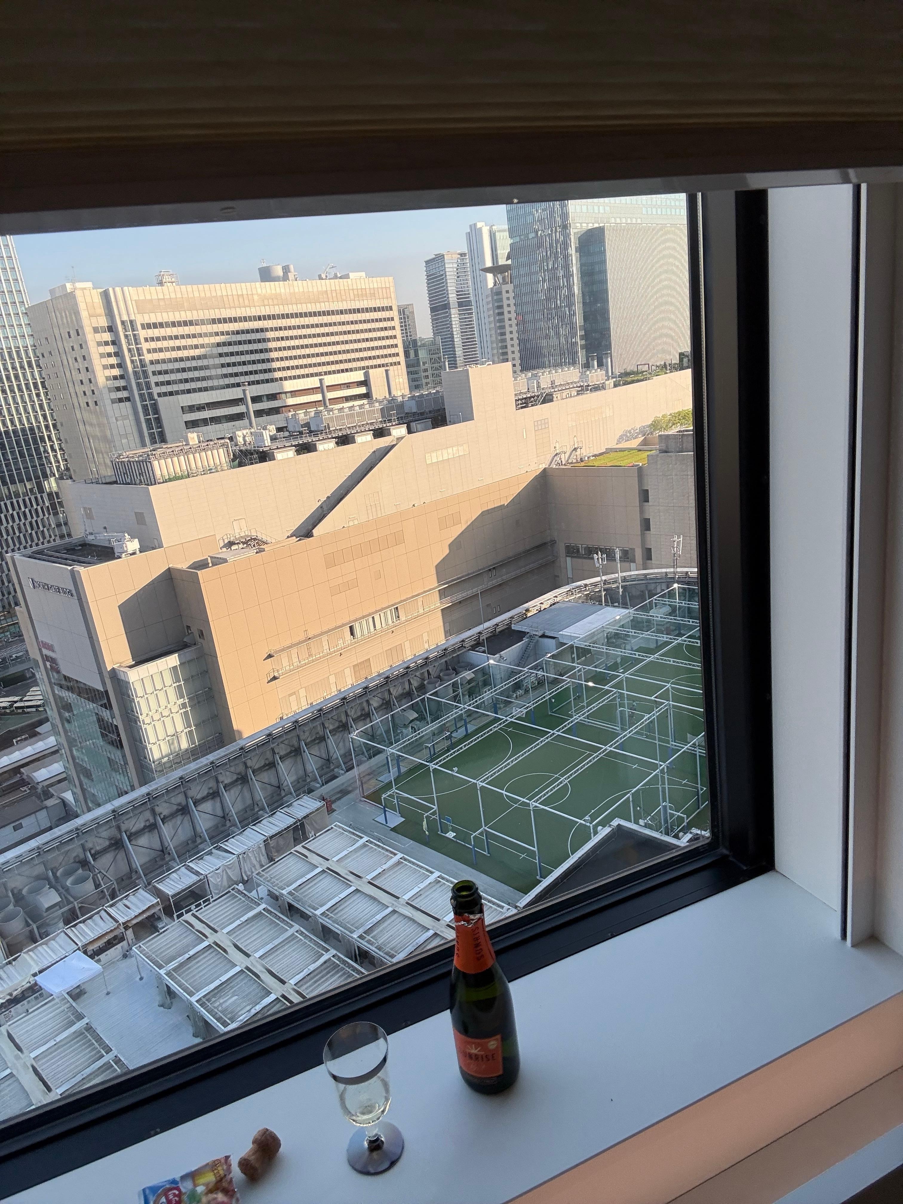 部屋で本を読みながら、お酒を飲みながらゆっくり過ごす💕