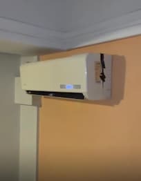 AR CONDICIONADO QUEBRADO E COM VAZAMENTOS