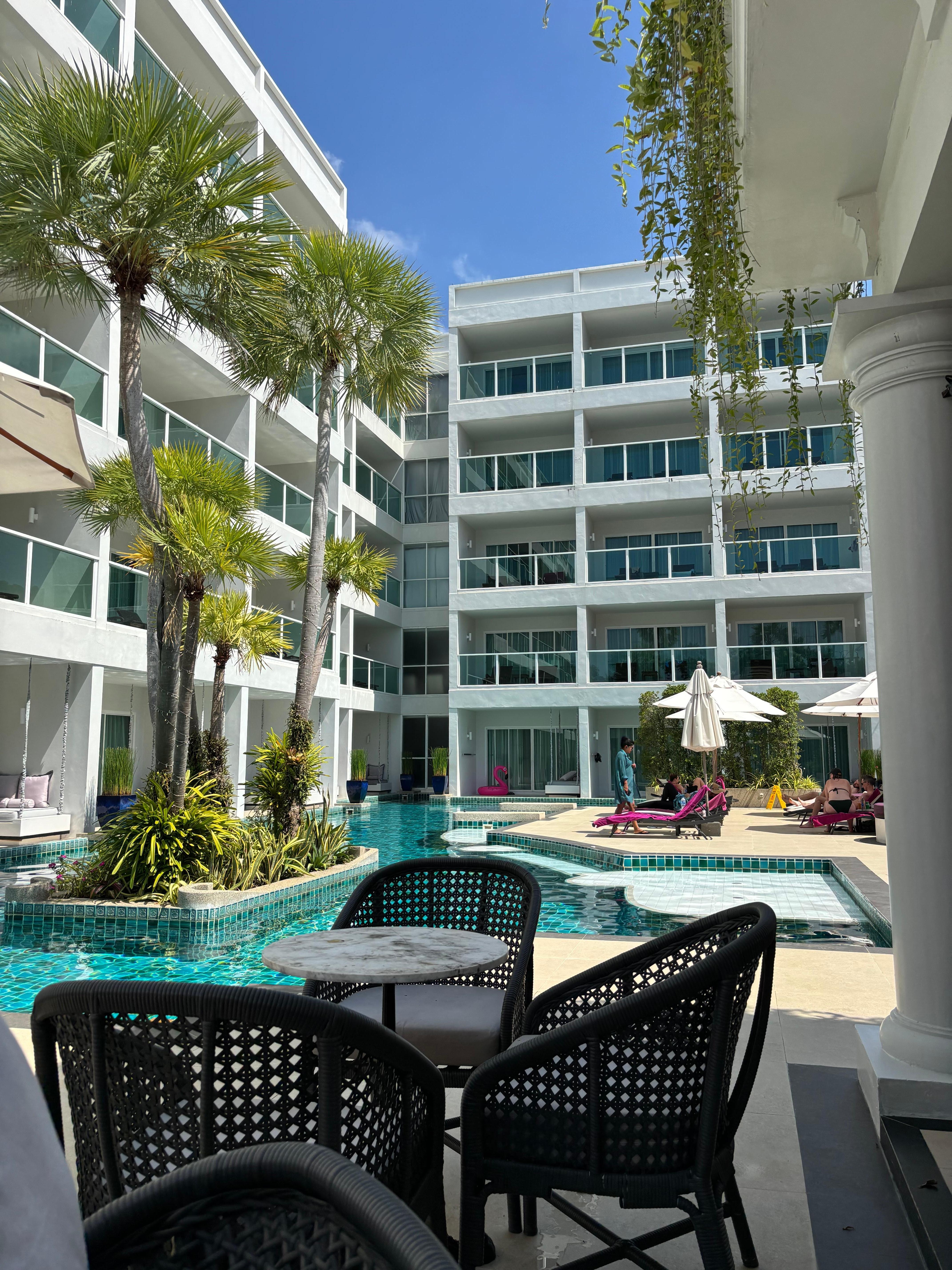 Vue sur la piscine des balcons 