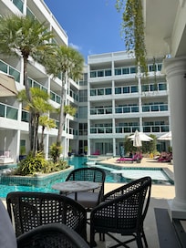Vue sur la piscine des balcons