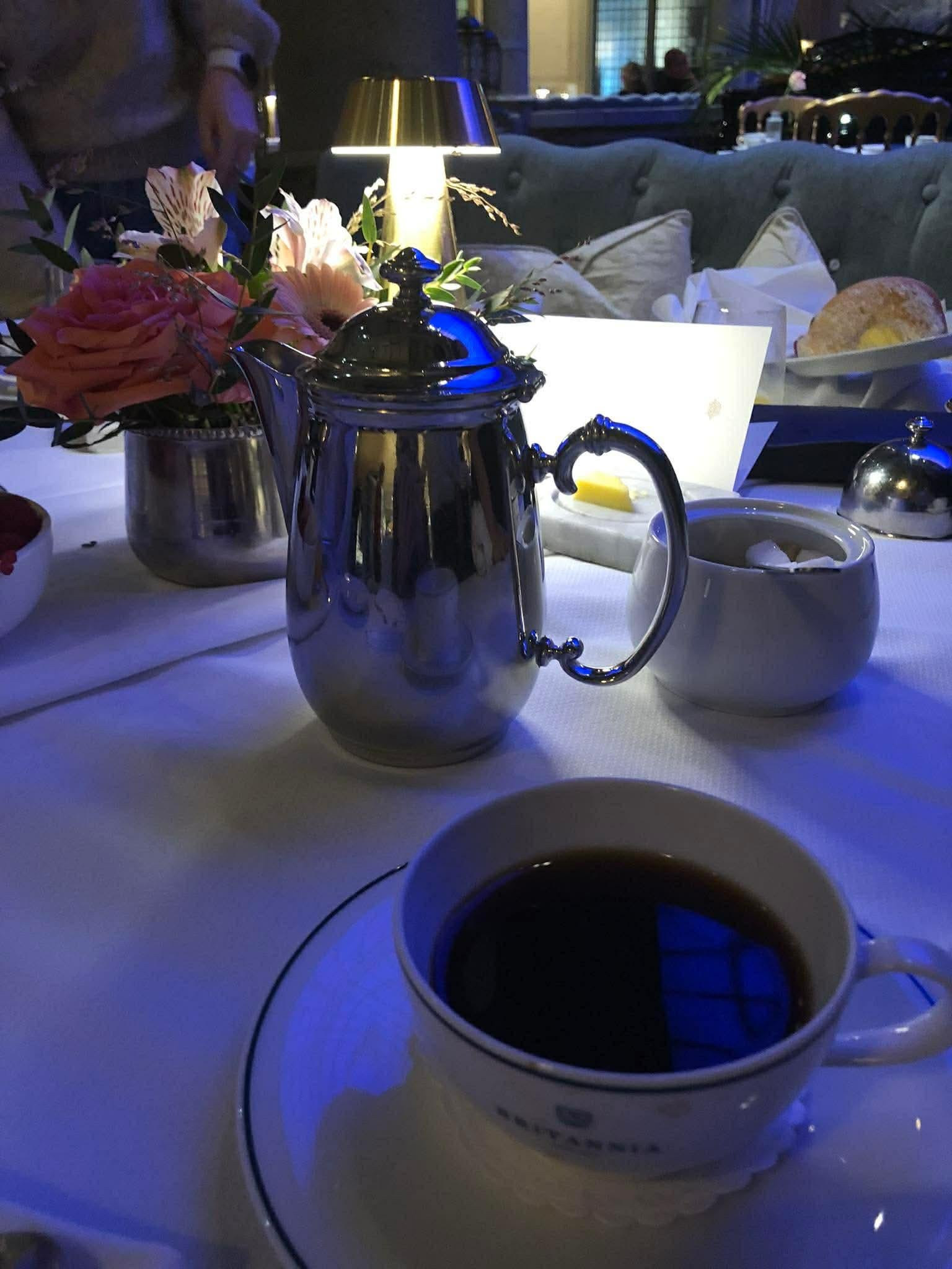 Koselig atmosfære og god service under frokosten.