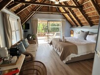 Gemütliches Zimmer mit Kingsize Bett