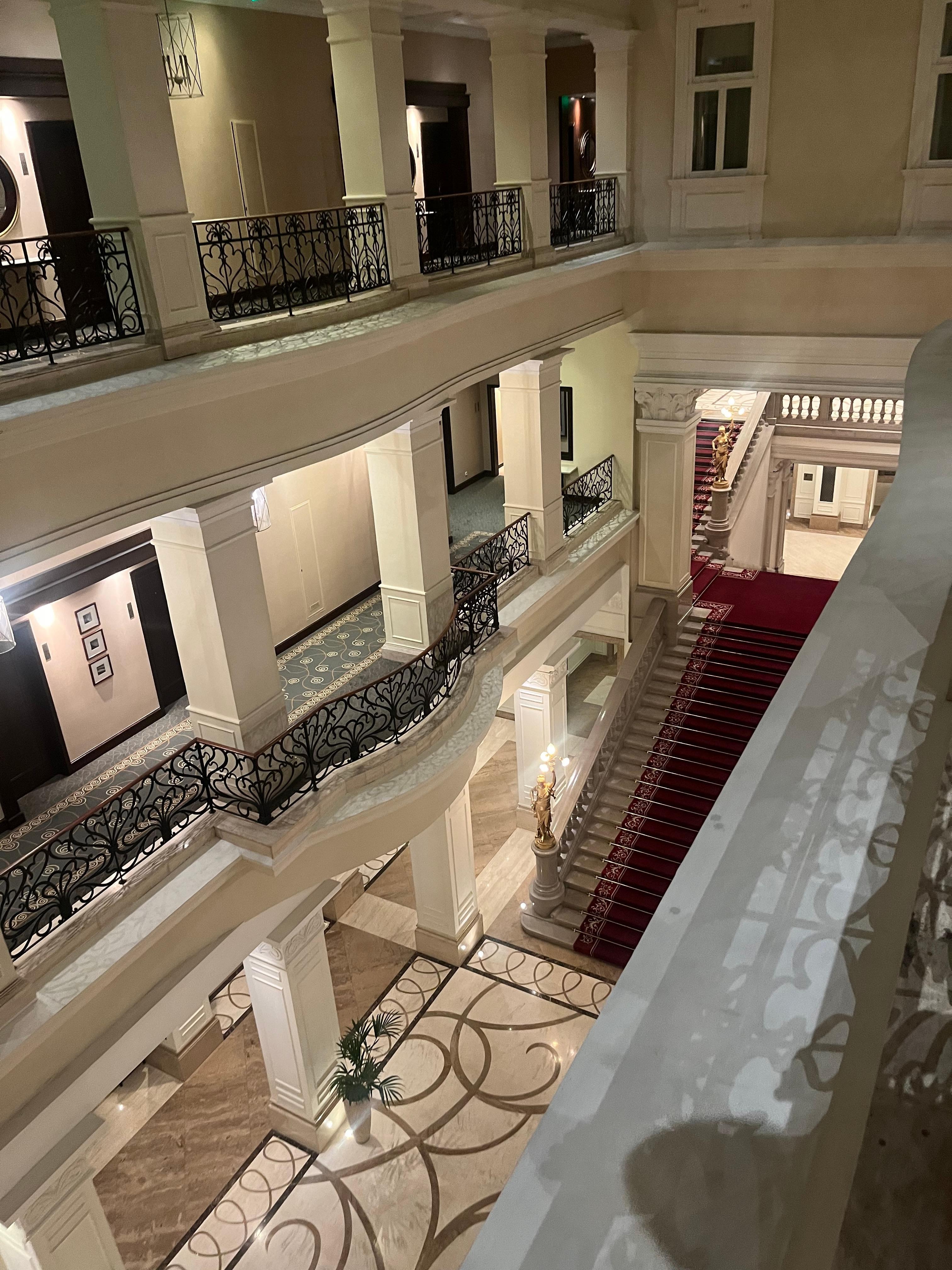 Ingen støj - god seng og rummeligt værelse