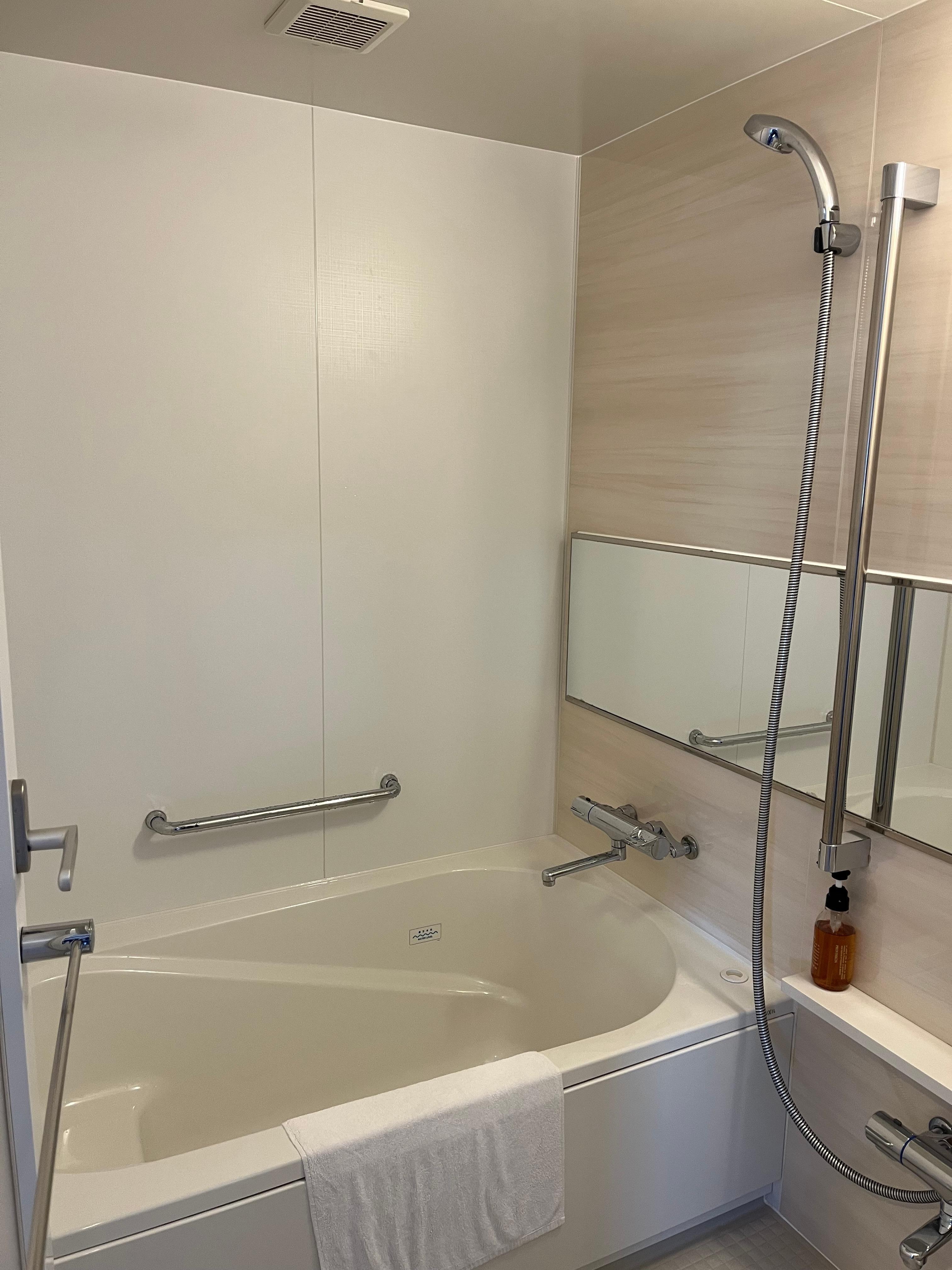 Baignoire dans salle de bains