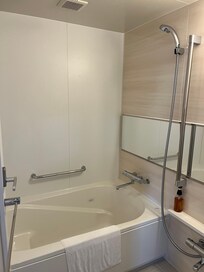 Baignoire dans salle de bains