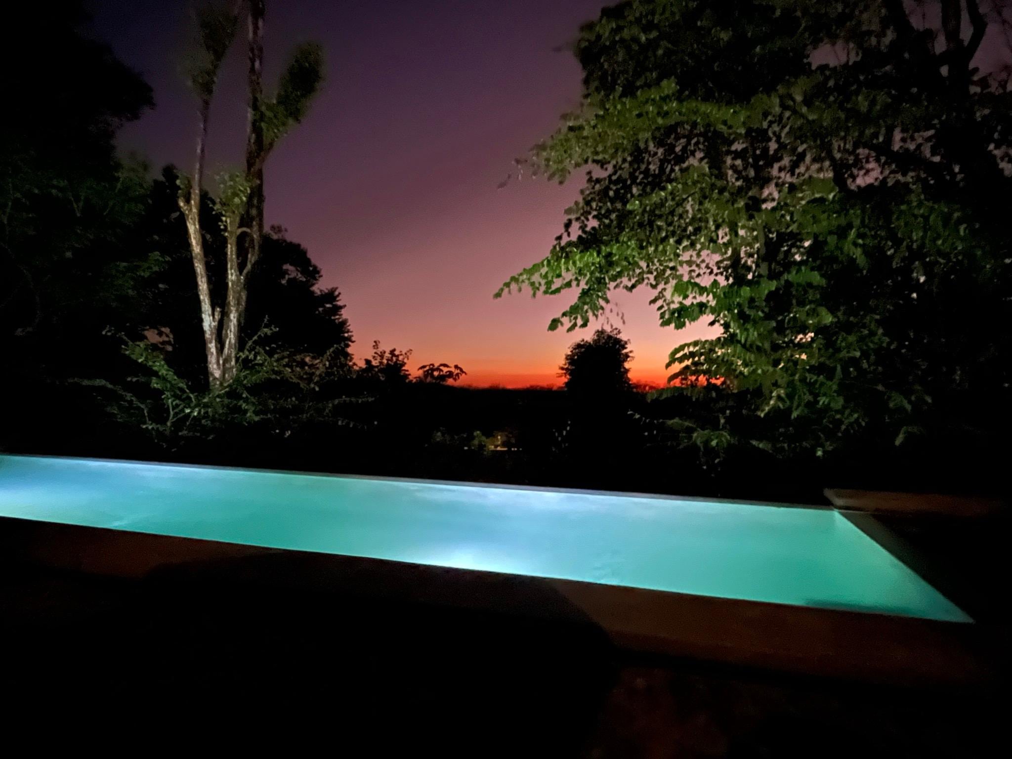 Piscine la nuit au coucher du soleil 