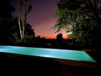 Piscine la nuit au coucher du soleil
