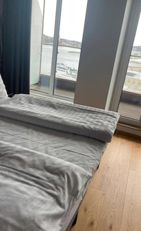 Balkong med stol och bord