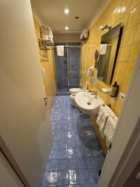 Family Suite Bathroom